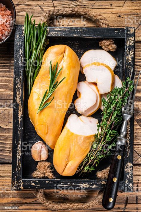 허브가있는 나무 보드에 뜨거운 훈제 닭 가슴살 필레 고기 나무 배경 위쪽 보기 가금류에 대한 스톡 사진 및 기타 이미지 가금류 갈색 검은색 Istock