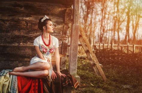 배경 화면 햇빛 야외 여성 여자들 모델 일몰 갈색 머리의 사진술 드레스 빨간 립스틱 유행 봄 사람 휴고