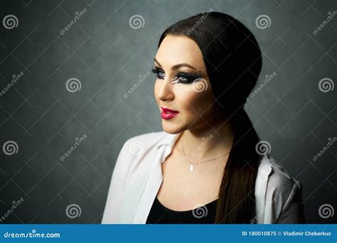 Schoonheid Modeportret Van Een Jong Mooi Meisje Met Een Lang Zwart