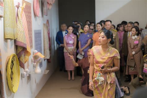 Royal World Thailand รอยัล เวิลด์ ประเทศไทย พระบาทสมเด็จพระวชิรเกล้าเจ้าอยู่หัว ทรงพระกรุณา