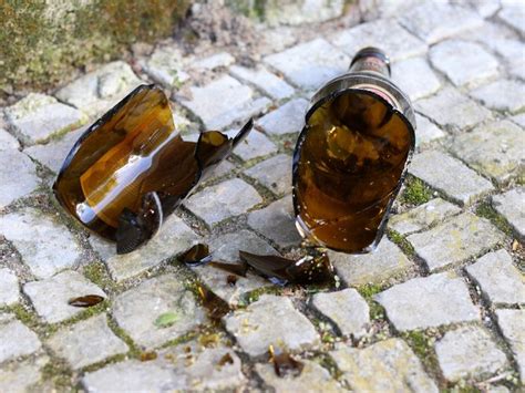 Мъж нападна по възрастен с бутилка пред магазин пострадалият е в болница Информационна