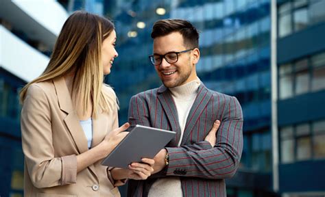 두 명의 디싱어 도시 배경에서 함께 프로젝트를 작업하는 비즈니스 사람들 20 24세에 대한 스톡 사진 및 기타 이미지 20 24세 25 29세 2명 Istock