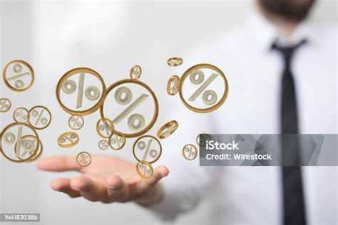 계절 판매의 골드 퍼센트 할인 패턴 표지판 개념을 들고 흐릿한 남성 가격에 대한 스톡 사진 및 기타 이미지 가격 개념 개념과 주제 Istock