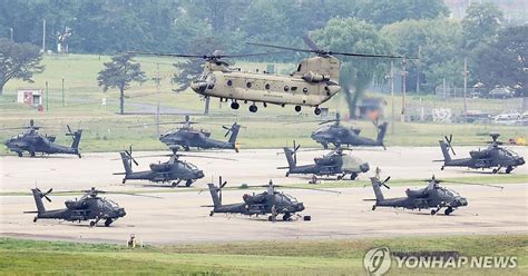 이동하는 치누크 헬기