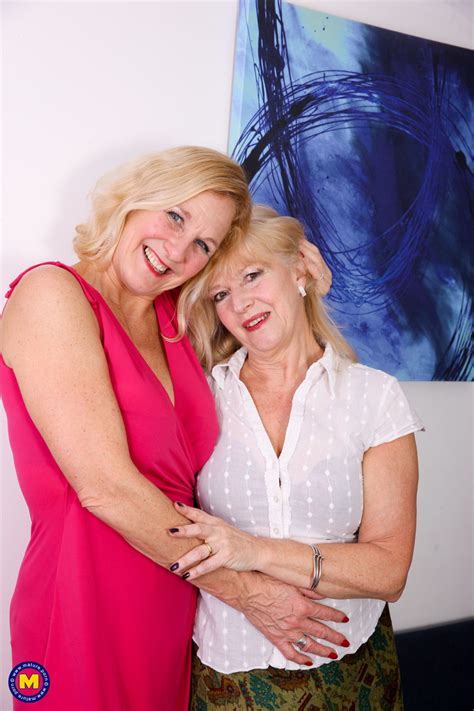 Светловолосые зрелые Эмили Джейн и Молли Маракас раздеваются и сосут