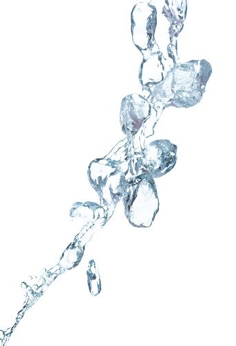 얼음 조각 폭발 비행 맑은 얼음 파도가 떠 다니며 공중에 떨어집니다 얼음 벽돌 블록 큐브는 얼어 붙은 물 건강한 목이 마르다 흰색 배경 격리된 고속 셔터 정지 정지 동작