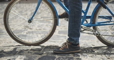 활동적인 라이프스타일 개념 포석으로 만든 도로에서 자전거를 타기 시작하는 남자 다리의 클로즈업 사진 Unsplash의 우크라이나 이미지