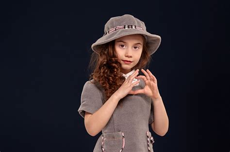 검은 배경에 포즈를 취하는 길고 곱슬 머리로 사랑스러운 어린 아이의 스튜디오 샷 갈색 머리에 대한 스톡 사진 및 기타 이미지 갈색 머리 감정 곱슬 머리 Istock