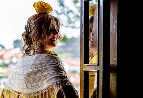 문 앞에 서 있는 안달루시아에서 밝은 노란색 전통적인 플 라 멩 코 스타일의 드레스를 입은 스페인 여자 여자에 대한 스톡 사진 및 기타 이미지 Istock