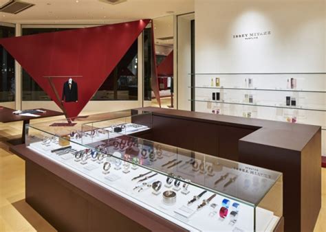 Tokujin Yoshioka Installs Red Triangles At Issey Miyake Store