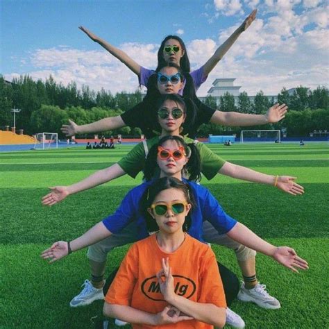 姐妹拍照怎么摆姿势五人姐妹拍照姿势 伤感说说吧