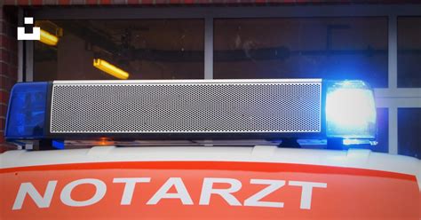 그 위에 파란 불빛이 달린 경찰차 사진 Unsplash의 무료 차 이미지