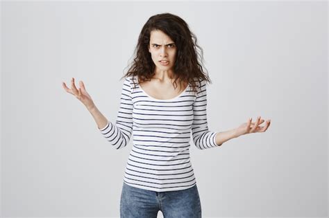 Mujer Enojada Y Enojada Quej Ndose D Ndose La Mano Y Frunciendo El Ce O Angustiado Foto Gratis