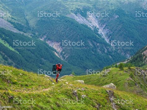 대형 카메라를 들고 있는 사진작가가 아름다운 산악 풍경을 촬영합니다 좁은 산악 길에서 큰 배낭을 가진 사진작가 30 34세에 대한 스톡 사진 및 기타 이미지 Istock
