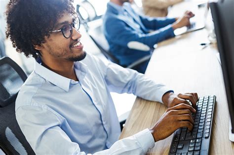 비즈니스 사람들이 노력 하 고 사무실에서 브레인 스토밍 지원에 대한 스톡 사진 및 기타 이미지 지원 컴퓨터 개념 Istock