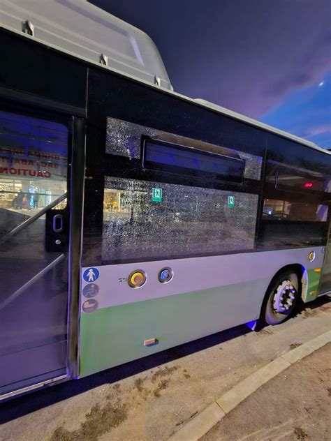 Вандализъм Стреляха по автобус на градския транспорт в Габрово СНИМКИ Nova