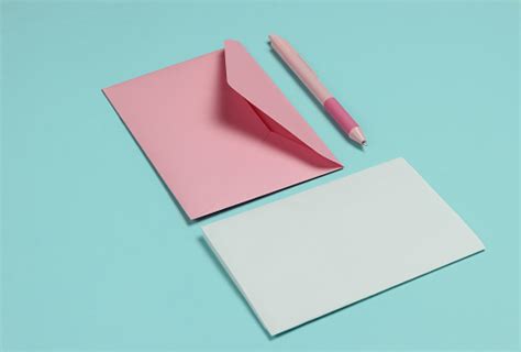 파란색 파스텔 배경에 편지와 펜이 있는 봉투 발렌타인 데이 결혼식 또는 생일 0명에 대한 스톡 사진 및 기타 이미지 0명 개념 개념과 주제 Istock