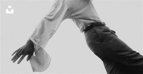 흰색 드레스 셔츠와 검은 바지에 남자의 그레이스케일 사진 사진 Unsplash의 무료 유행 이미지