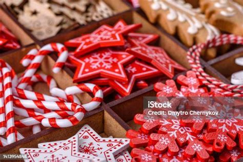 어두운 콘크리트 배경에 대한 나무 단면 상자에 흰색과 빨간색의 크리스마스 장난감 0명에 대한 스톡 사진 및 기타 이미지 0명 12월 겨울 Istock