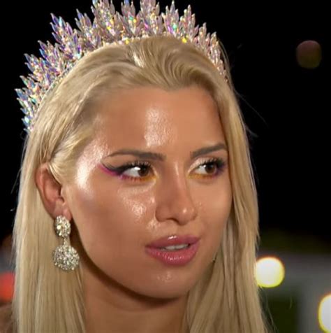 Теа с обидите на расистка основа има мулатка за първа приятелка и