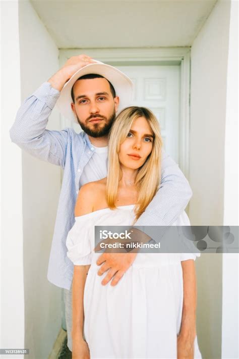 미래의 어머니와 아버지 남편이 임신 한 아내를 포옹하는 초상화 집에서 쉬는 행복한 가족 2명에 대한 스톡 사진 및 기타 이미지 2명 가정 생활 가족 Istock