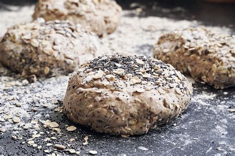 통밀 롤 빵 반죽과 식사 귀리 플레이크 및 양귀비 씨앗 굽기 건강한 생활방식에 대한 스톡 사진 및 기타 이미지 건강한 생활방식 건강한 식생활 곡초류 Istock