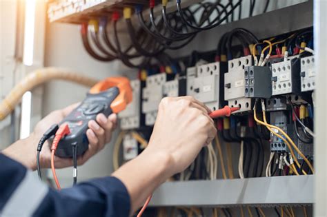 전기 캐비닛 제어에서 전기 전기 라인의 전압 및 전류를 측정하는 전기 엔지니어 작업 테스터 Stem 주제에 대한 스톡 사진 및 기타 이미지 Istock