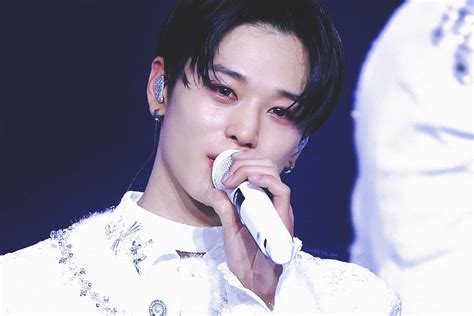 선 On Twitter 근데 정말로 주연이 큐빅 인이어랑 흰색 마이크 조합 진짜 잘어울려 천사 같아요 너무 빛나요 🤍