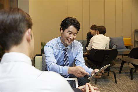 在会议室讨论工作的都市白领高清图片下载 正版图片502110580 摄图网