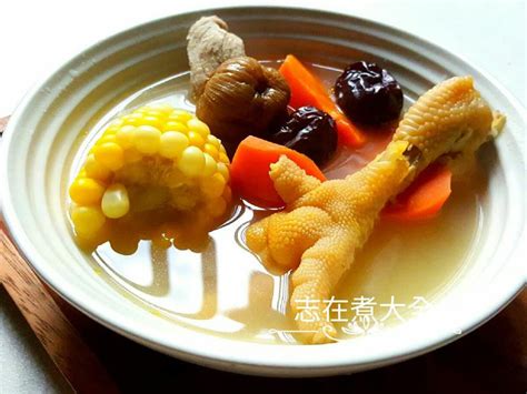 簡易入門粟米紅蘿蔔雞腳湯 by 志在煮大全 愛料理