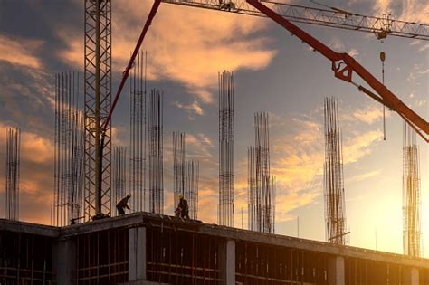 작업자는 바닥에 콘크리트를 붓기위한 기초를 준비합니다 새로운 주거용 건물 건설 개발에 대한 스톡 사진 및 기타 이미지 개발 건물 외관 건설 산업 Istock