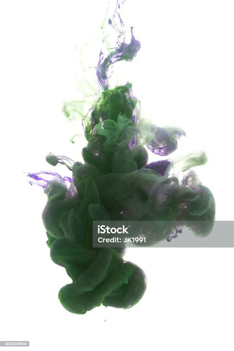 색상은 액체에 떨어졌고 움직이는 동안 촬영됩니다 잉크 모양 또는 디자인 에 대 한 물에 소용돌이 또는 흰색 격리 배경에 잘라 Paht와 배경 또는 추상 배너를 장식 0명에