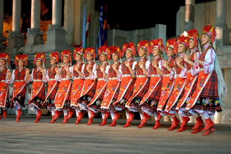 Един от най големите фолклорни ансамбли весели Перник за 24 ти май