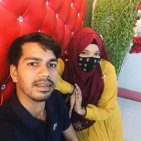 একটি মেয়ে রাস্তা দিয়ে হেঁটে যাচ্ছিলো একটি ছেলে জিজ্ঞেস করলো
