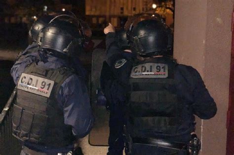 Essonne Un Policier Blessé Par Un Tir De Mortier Dans Le Quartier De
