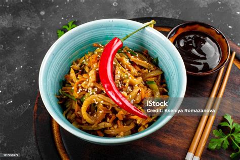 전통적인 아시아 전채 그 또는 Hwe 나무 보드에 그릇에 야채와 매운 오징어 샐러드와 어두운 회색 배경 닫기 건강한 식생활에 대한 스톡 사진 및 기타 이미지 Istock