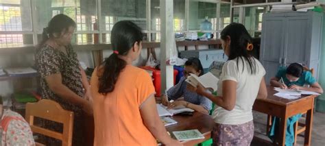 ပုလောမြို့နယ် ပြန် ဆက်ဝန်ထမ်းများက နယ်လှည့်ကွင်းဆင်း၍ သုတ ရသ စာအုပ