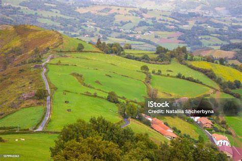 산 계곡의 마을과 도로 피레네 산맥 무인 항공기에서 볼 수 있습니다 카미노 데 산티아고 풍경 언덕 계곡의 경치 좋은 초원과 농업 분야 프랑스의 시골 0명에 대한 스톡 사진