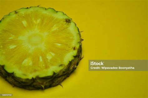 복사 공간이있는 노란색 배경에 격리 된 파인애플 슬라이스 0명에 대한 스톡 사진 및 기타 이미지 0명 감귤류 과일 건강한 생활방식 Istock