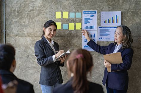 성공적인 비즈니스 팀은 성공을 위한 전략적 계획을 개발하기 위해 협력하는 파트너와 함께 새로운 프로젝트 아이디어를 브레인