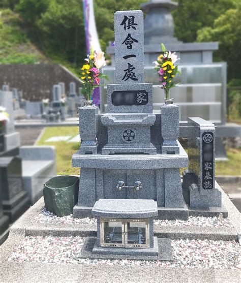 広島市佐伯区石内の墓地にて愛媛県産大島石にて8寸扉式カロートのお墓を建立先祖代々のお墓の改葬を記しこだわりの大島石製線香皿を作成