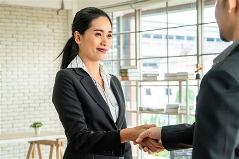 아시아 비즈니스 여자 악수 와 그녀의 파트너 언제 그들은 완료 회의 에 사무실 배경 2명에 대한 스톡 사진 및 기타 이미지 2명 개념 개념과 주제 Istock