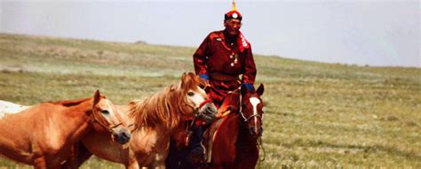 МУ ын Алдарт уяач М Ухна Азарга голдуу уяж хурдлуулж байсан