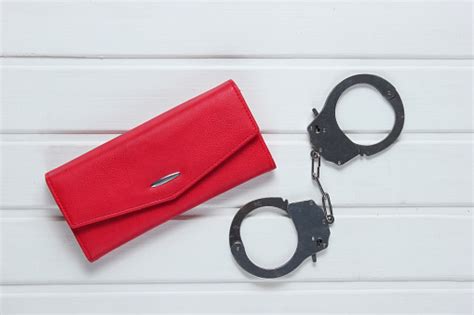 흰색 테이블에 빨간 가죽 지갑이 있는 스틸 수갑 절도 범죄 개념 0명에 대한 스톡 사진 및 기타 이미지 0명 가죽 강철 Istock