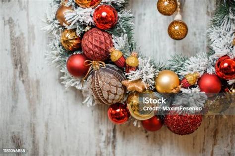 오른쪽 모서리에 황금과 빨간색 장식과 흰색 눈으로 덮여 크리스마스 녹색 인공 화환 검은색에 대한 스톡 사진 및 기타 이미지 검은색 겨울 공휴일 Istock