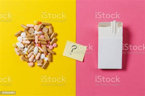 약물 화이트 정제 라운드 화려한 노란색 배경에 추상 화이트 팩 담배 배열 종이 스티커 시트 질문 마크 치료 선택의 여지가 건강