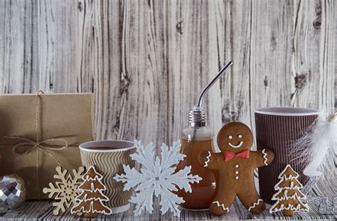 전구 컵 골판지 컵 진저 브레드 및 선물크리스마스 장식품의 구성 복사 공간이있는 나무 배경 대기 휴일 개념 미용 아늑한 집 이나