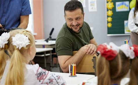 Зеленський особисто привітав школярів ірпінської школи яку відновили після руйнувань Вечірній