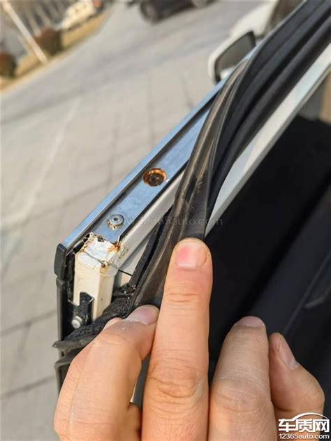 一汽丰田RAV4荣放车门生锈严重 新浪汽车