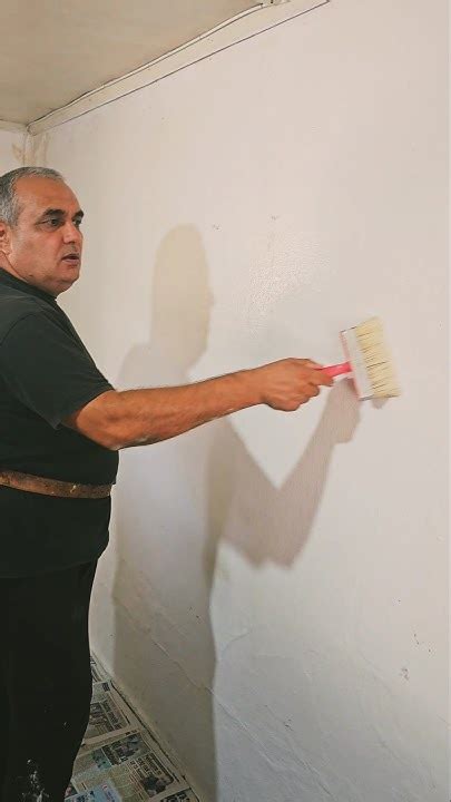 Варосване на стени с широка четка в селска къща Как се работи с гасена вар Discoverbulgaria